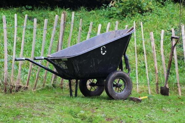 7 Best Garden Wheelbarrows Reviewed with Easy Guide