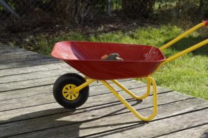7 Best Garden Wheelbarrows Reviewed with Easy Guide